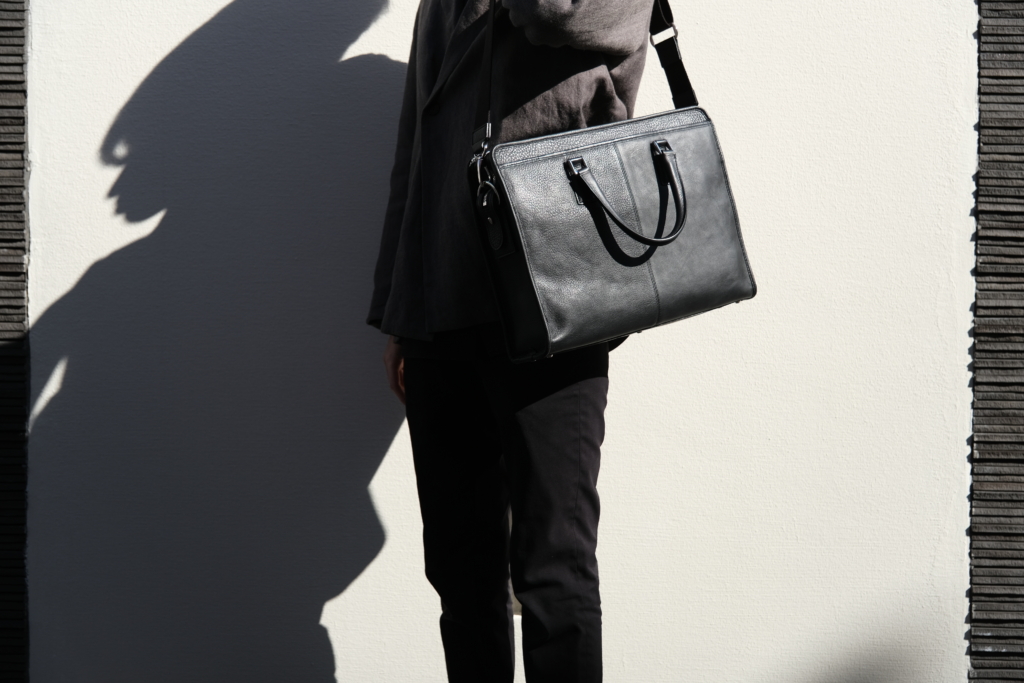 【春前に揃えたい】ビジネスシーンで活躍するレザーアイテム - Flathority(フラソリティ)公式通販サイト